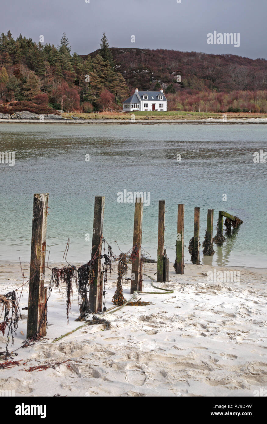 White cottage near beach scotland hi-res stock photography and images ...