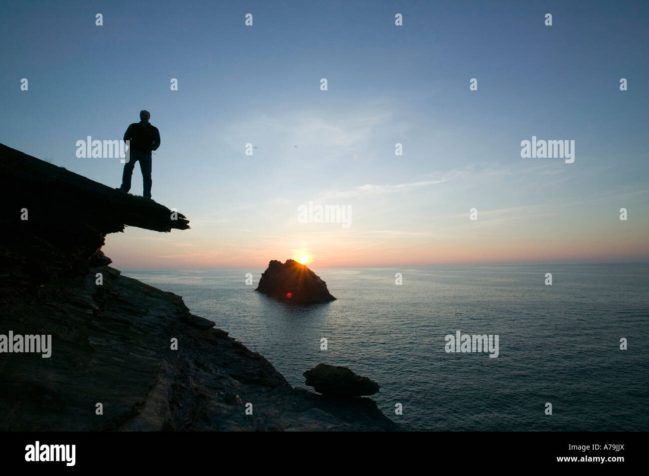 Man standing on cliff overlooking hi-res stock photography and images ...