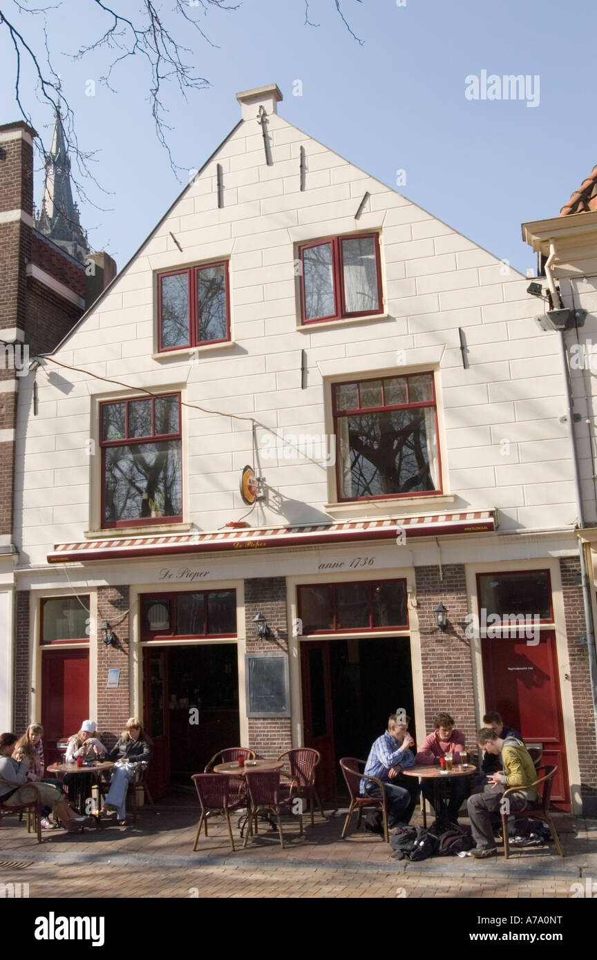 Open air restaurant De Pieper on Beesten Square in old town of Delft ...