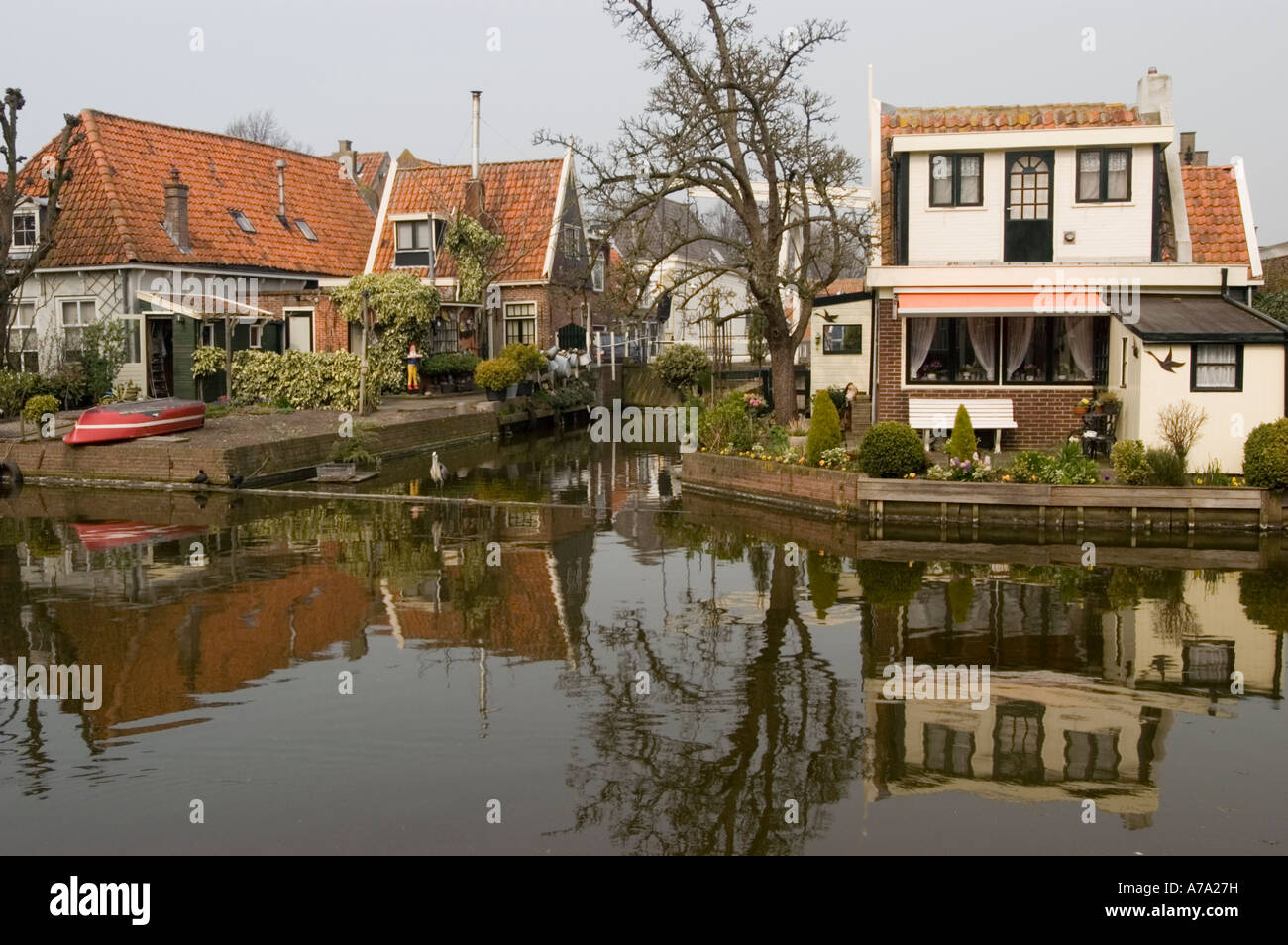 Apartment house and water canal in Edam North Holland Stock Photo - Alamy