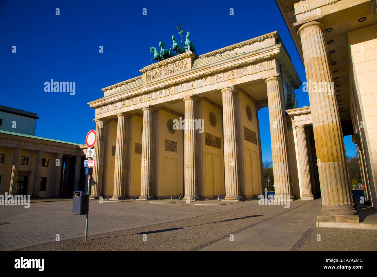 Brandenburger tor berlin deutschland leer hi-res stock photography and ...