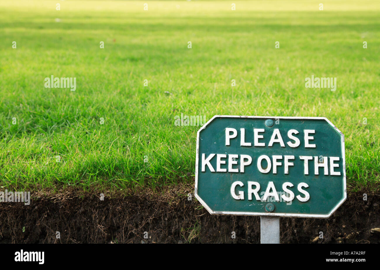Sign Saying Please keep off the grass Stock Photo - Alamy