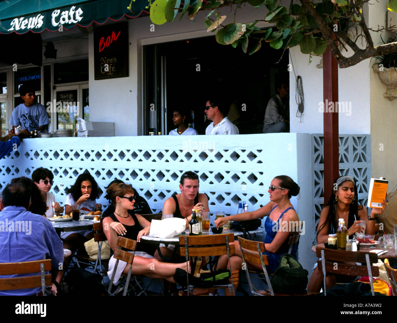 Miami Beach's Art Deco Historic District Ocean Drive Florida cafe ...