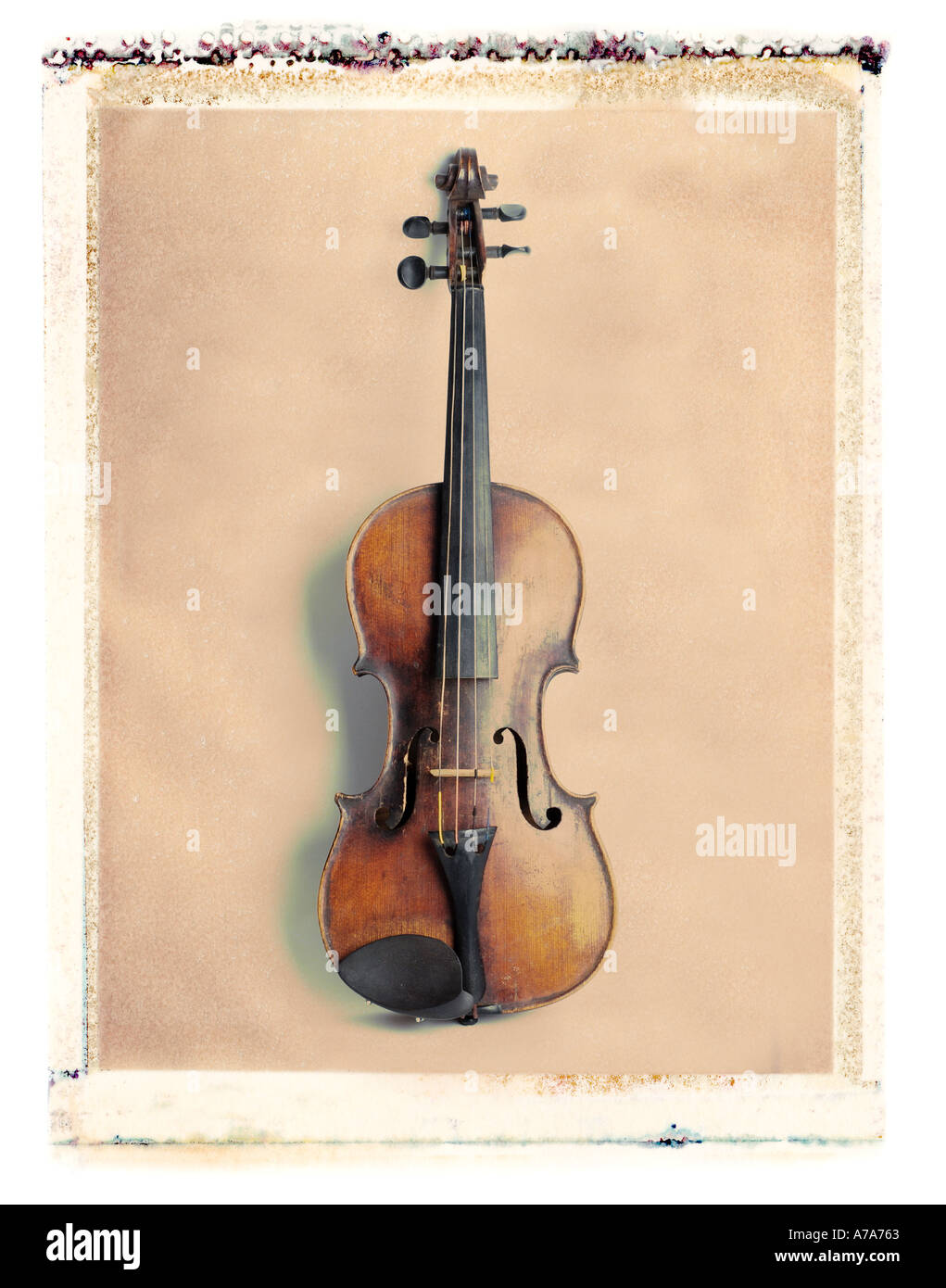 Antique violin hi-res stock photography and images - Alamy