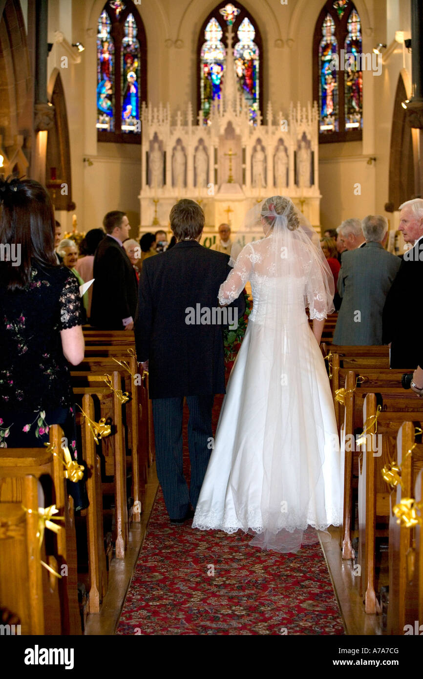 Bride and groom church aisle hi-res stock photography and images - Alamy