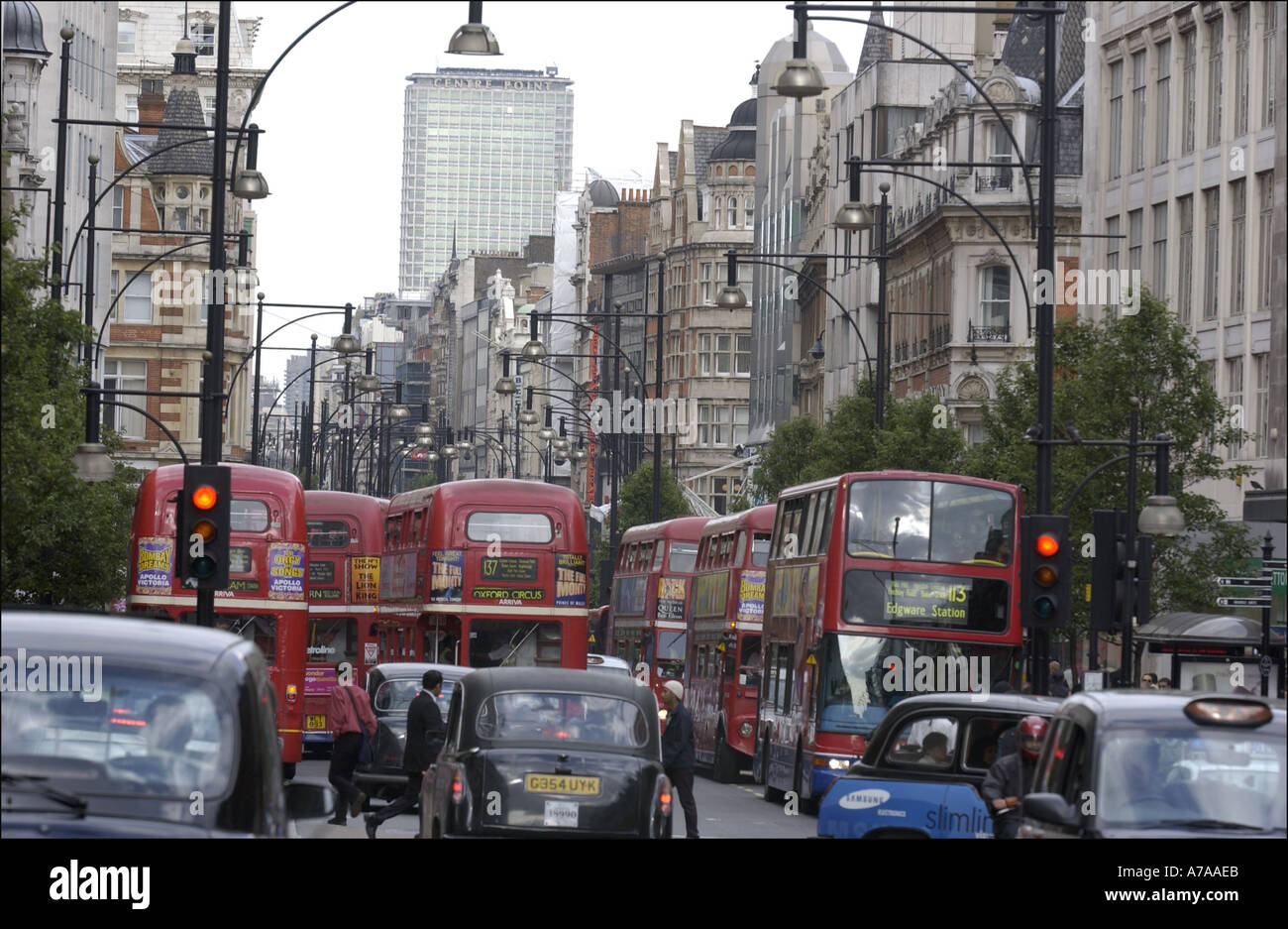 Busy london street hi-res stock photography and images - Alamy