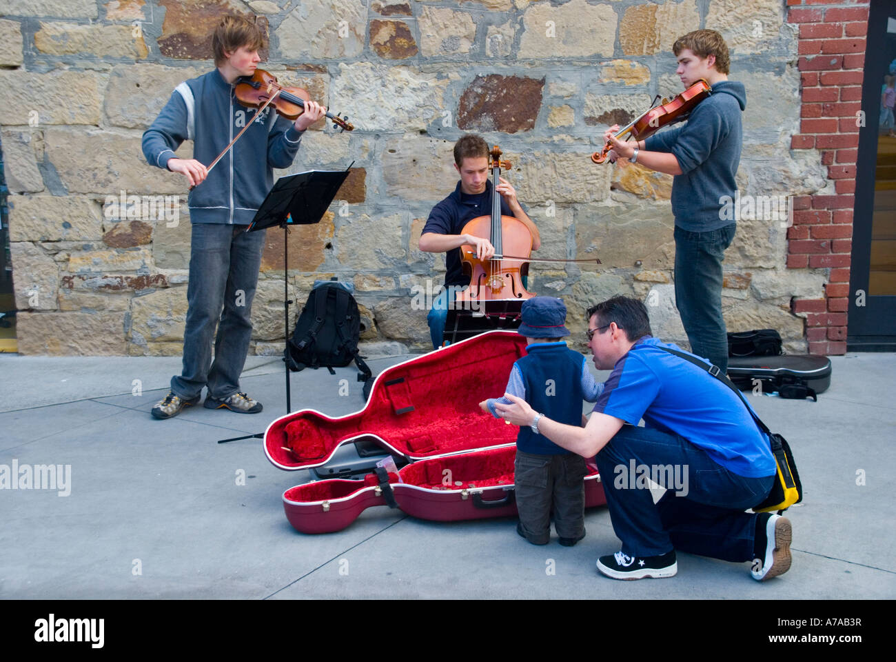 Busking with a violin hi-res stock photography and images - Alamy