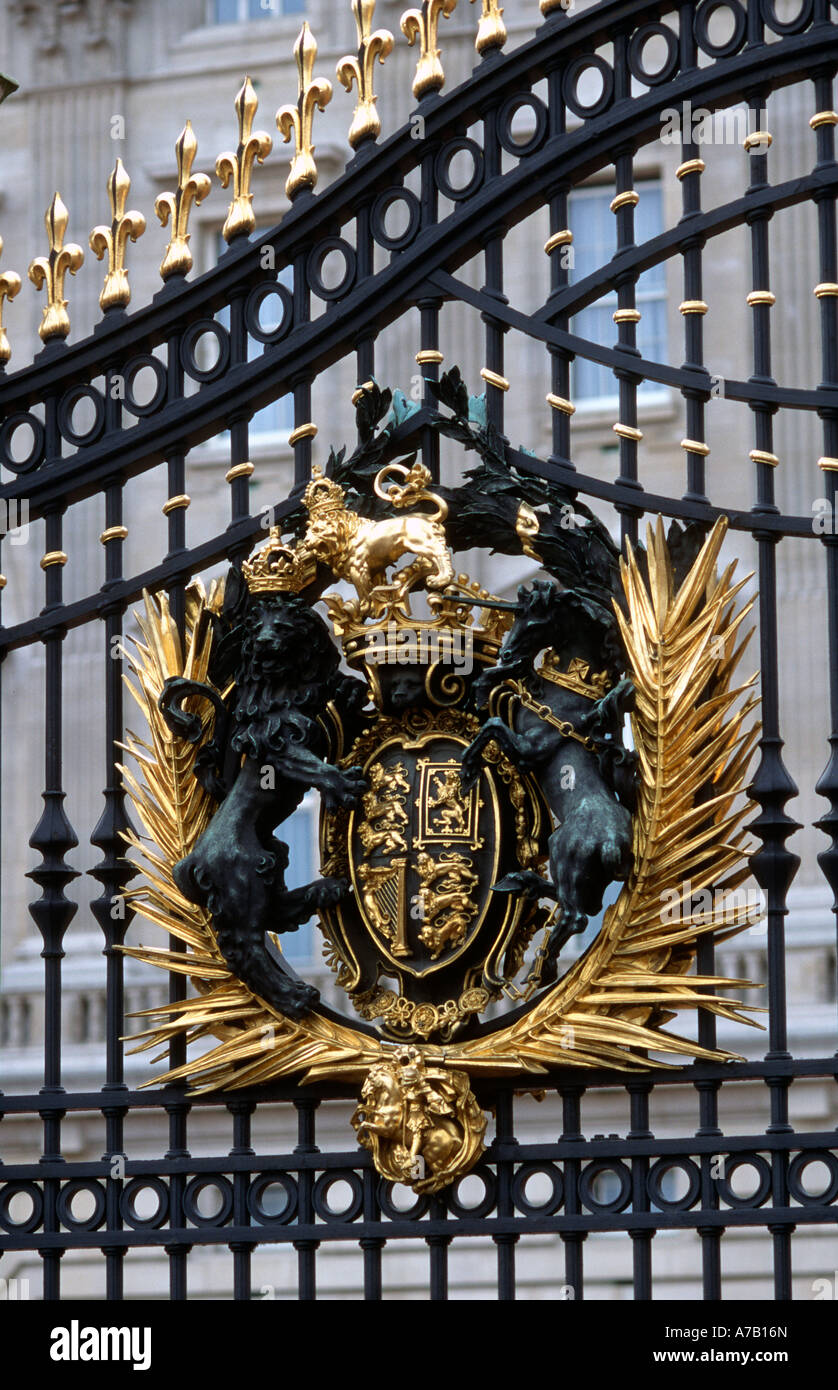 Crest at Buckingham Palace Stock Photo - Alamy