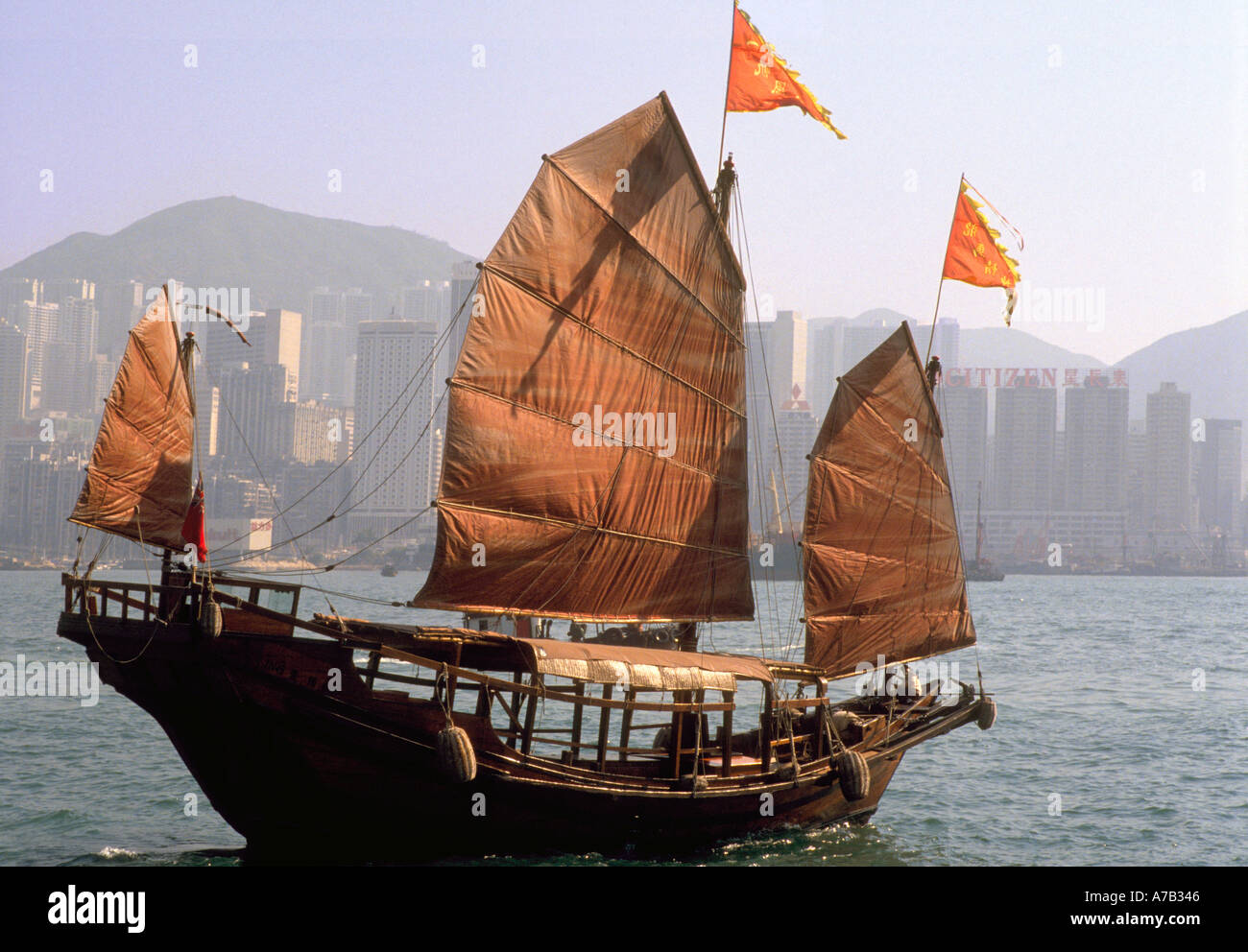 Chinese junk Victoria Harbour Hong Kong Stock Photo - Alamy