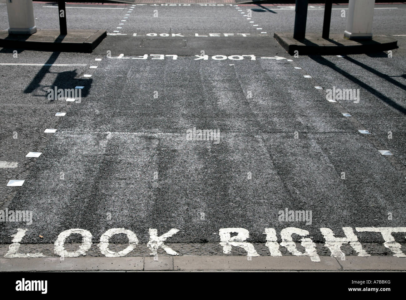 Look right road crossing hi-res stock photography and images - Alamy