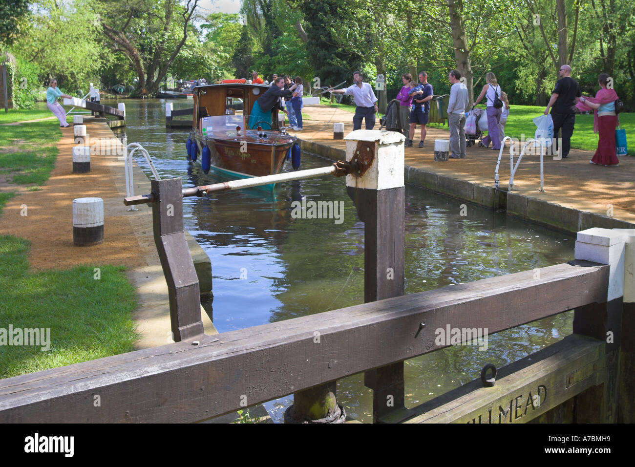 Scene at Millmead Lock Guildford Stock Photo - Alamy