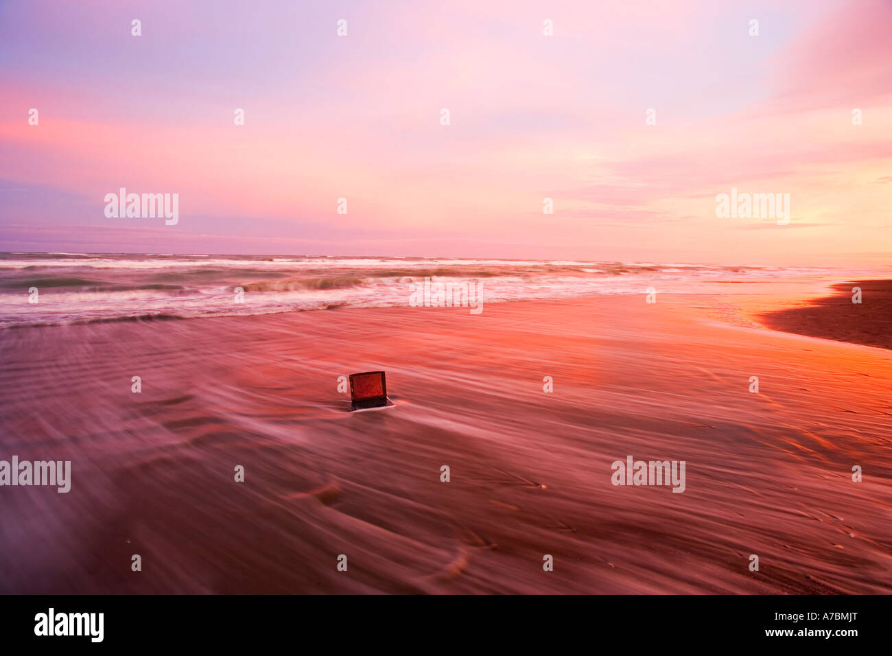 Broken laptop beach hi-res stock photography and images - Alamy