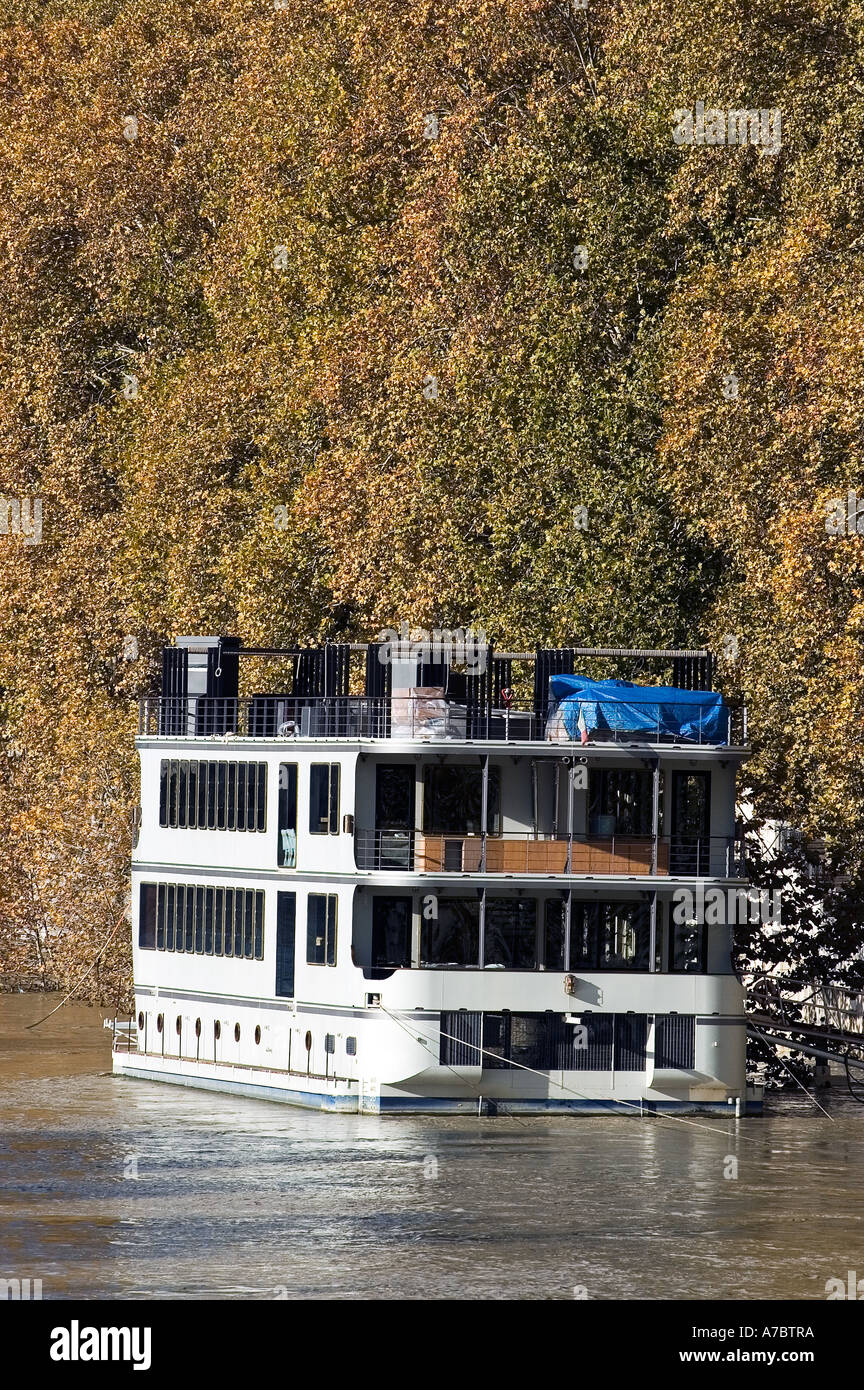 barge on tevere river flood rome italy Stock Photo - Alamy