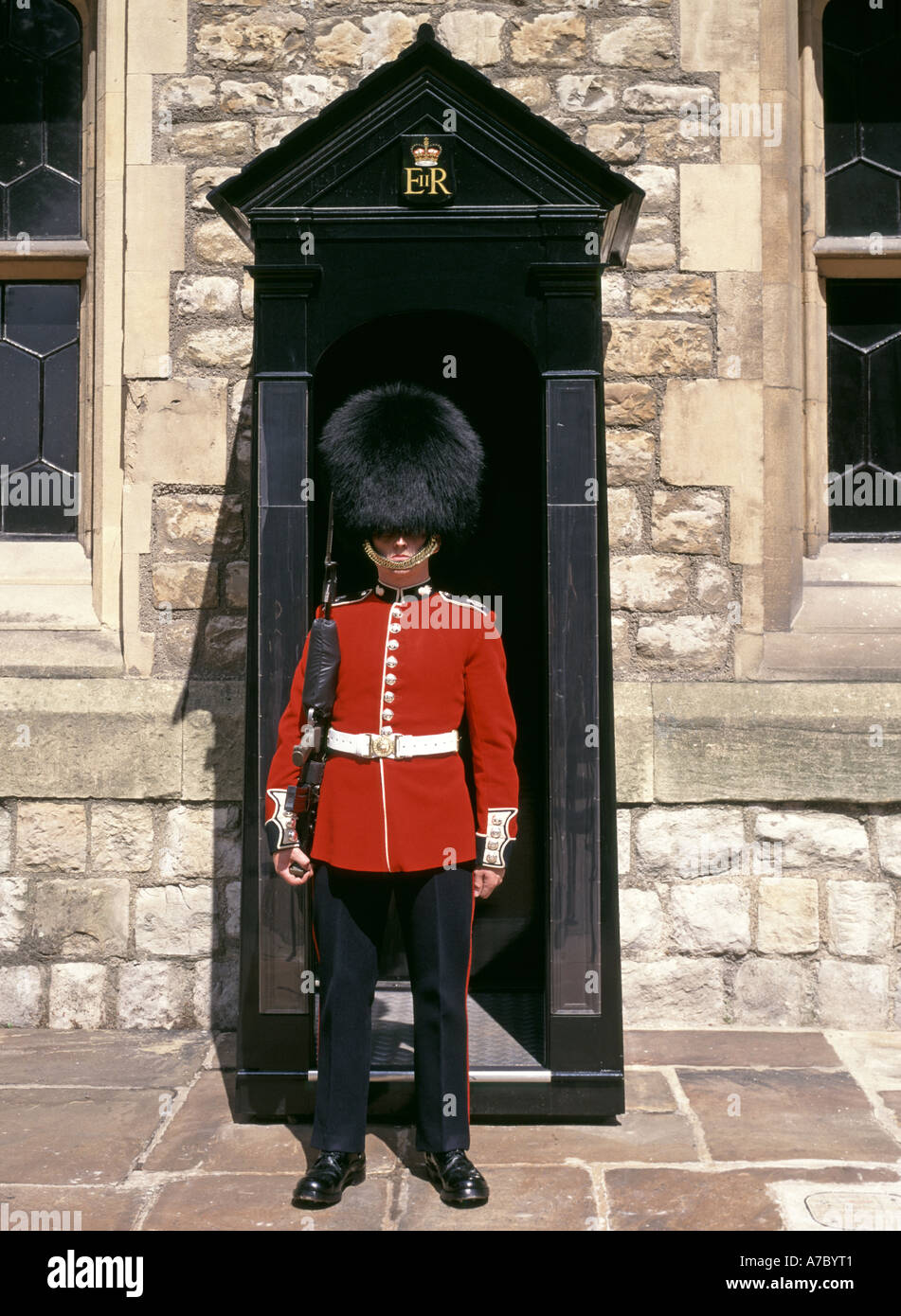 England london tower london guardsman hi-res stock photography and ...