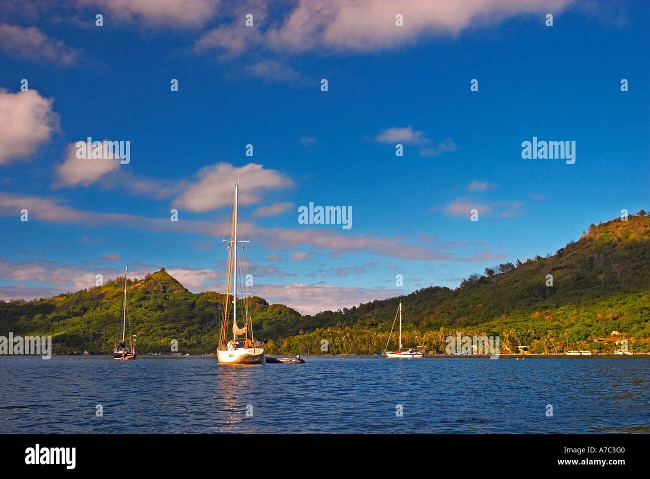 Sailing back to the village of Vaitape on the island of Bora Bora Bora ...