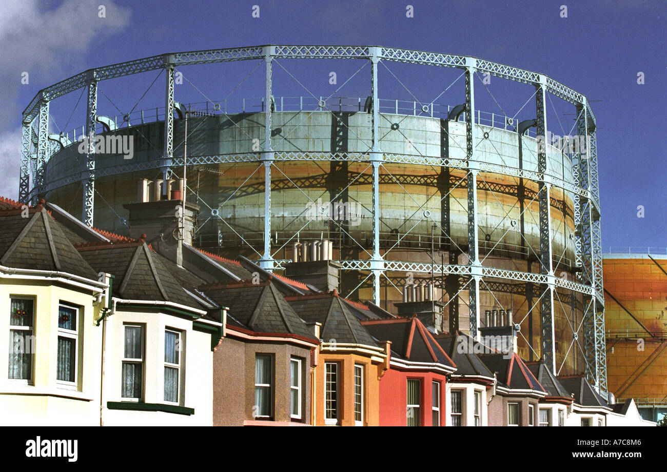Variable volume gas container or Gasometer behind terraced homes in ...