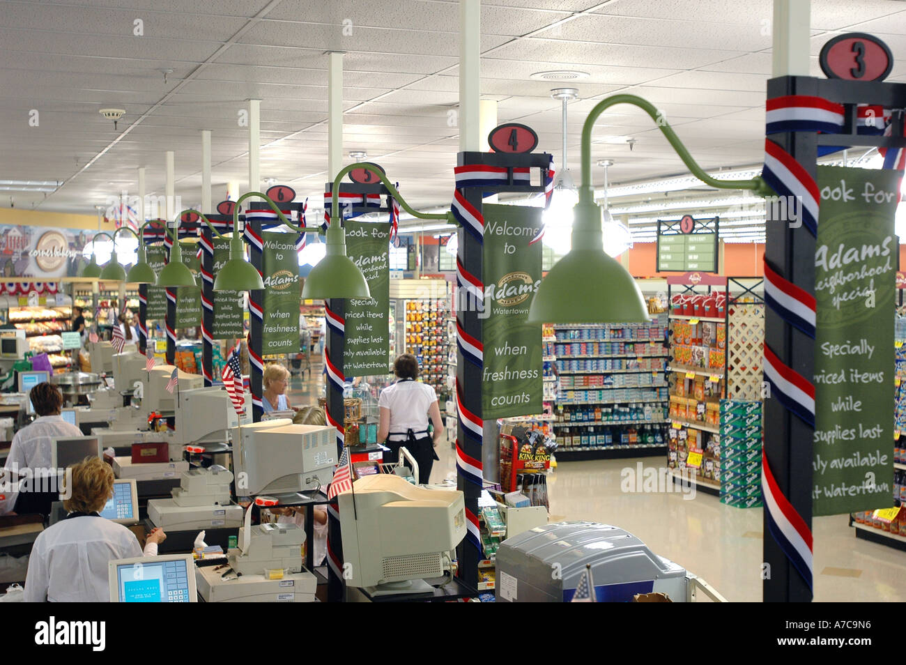 Supermarket checkout counters hi-res stock photography and images - Alamy