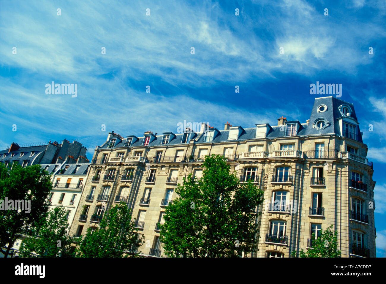 Classical architecture in Paris Stock Photo - Alamy