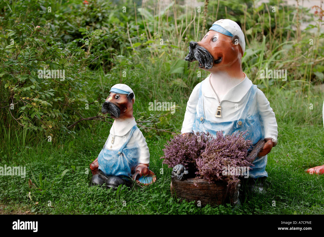 Garden figures hi-res stock photography and images - Alamy