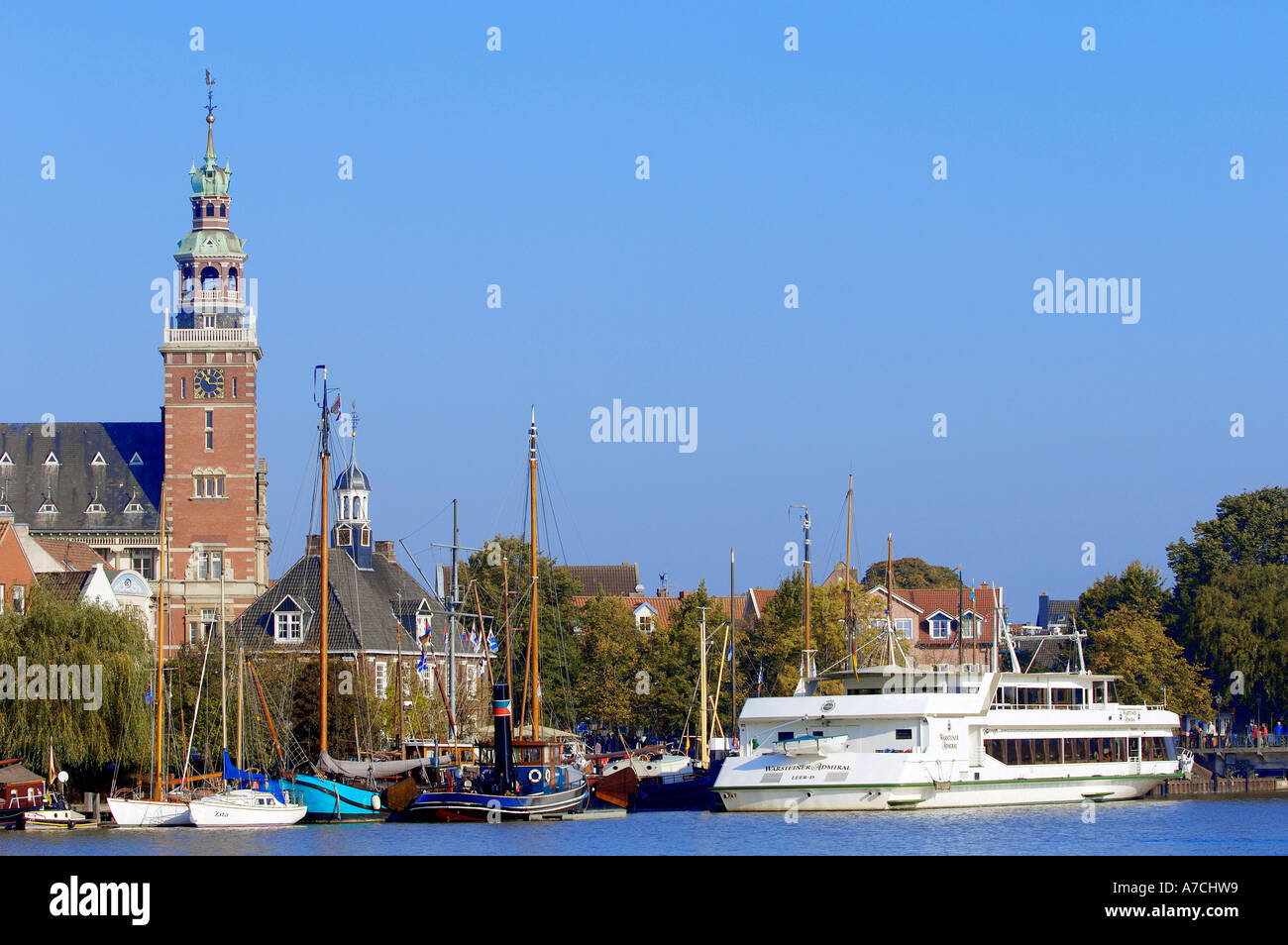 Town Hall City Hall Leer Stock Photo - Alamy