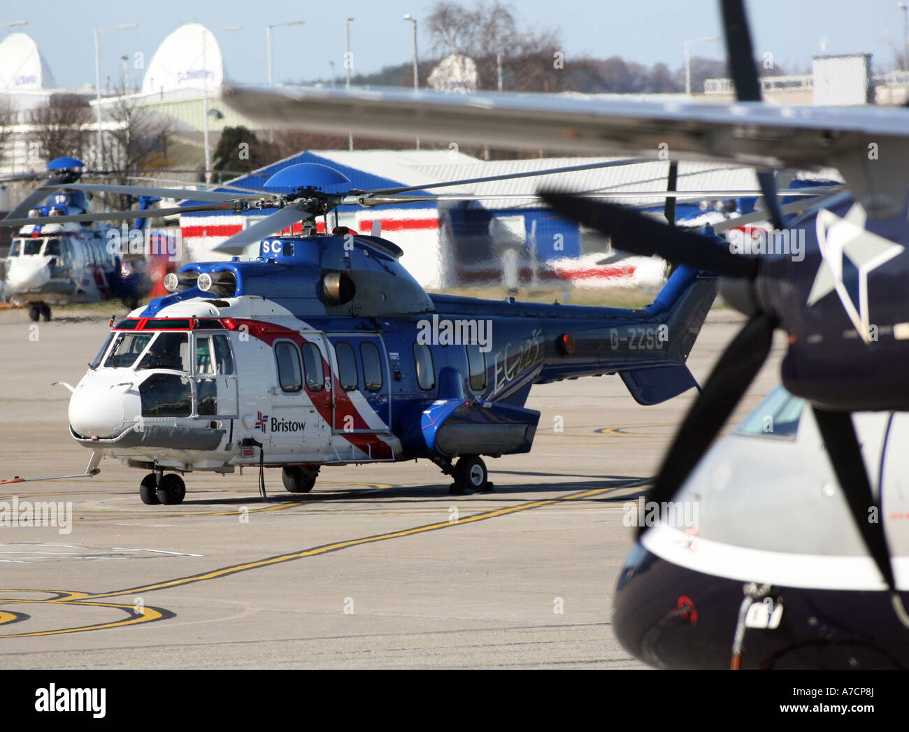 Oil rigs helicopters hi-res stock photography and images - Alamy