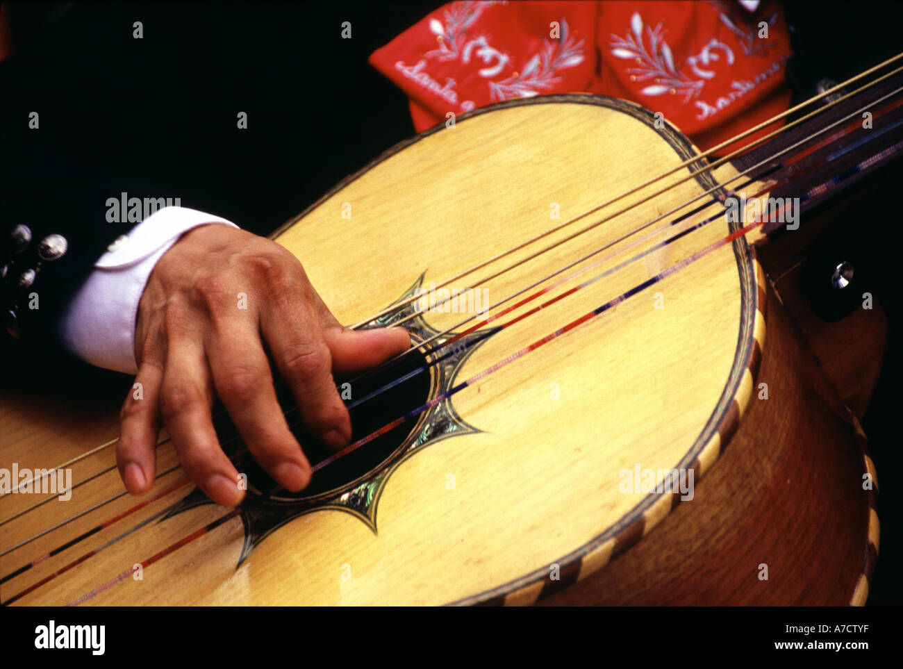 Mariachi play mexican music hi-res stock photography and images - Alamy