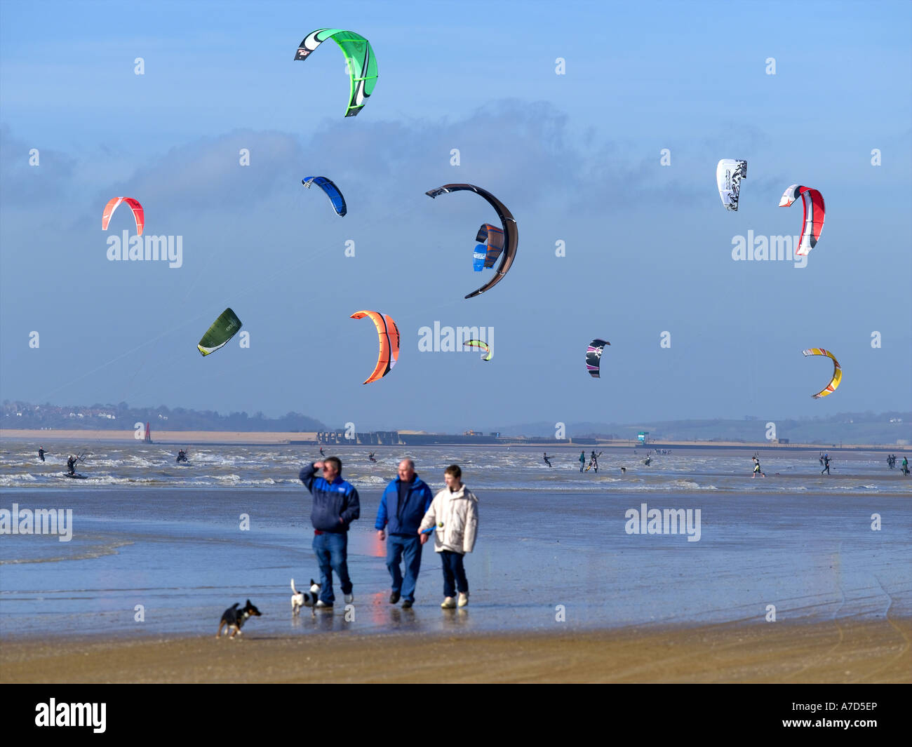 Kite Boarding Camber Sands, Rye Bay Stock Photo - Alamy