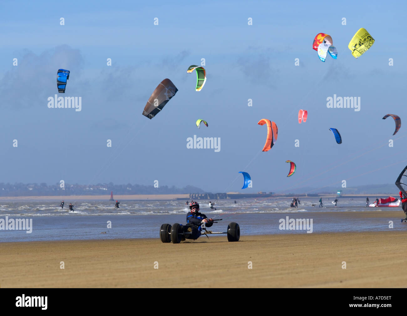 Kite Boarding Camber Sands, Rye Bay Stock Photo - Alamy
