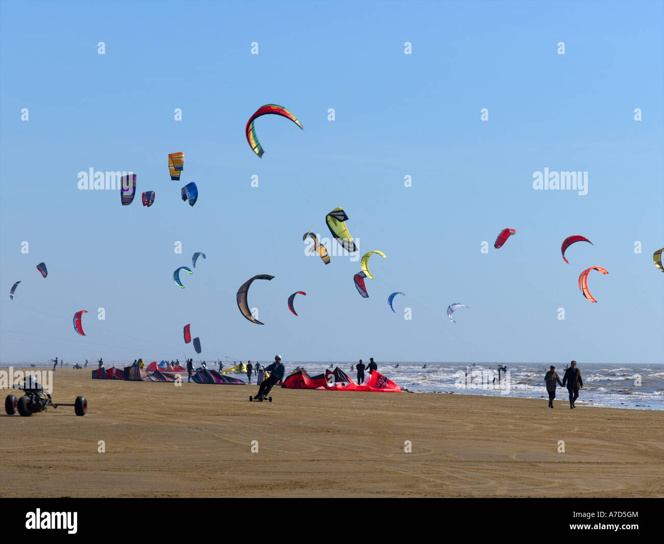 Kite Boarding Camber Sands, Rye Bay Stock Photo - Alamy