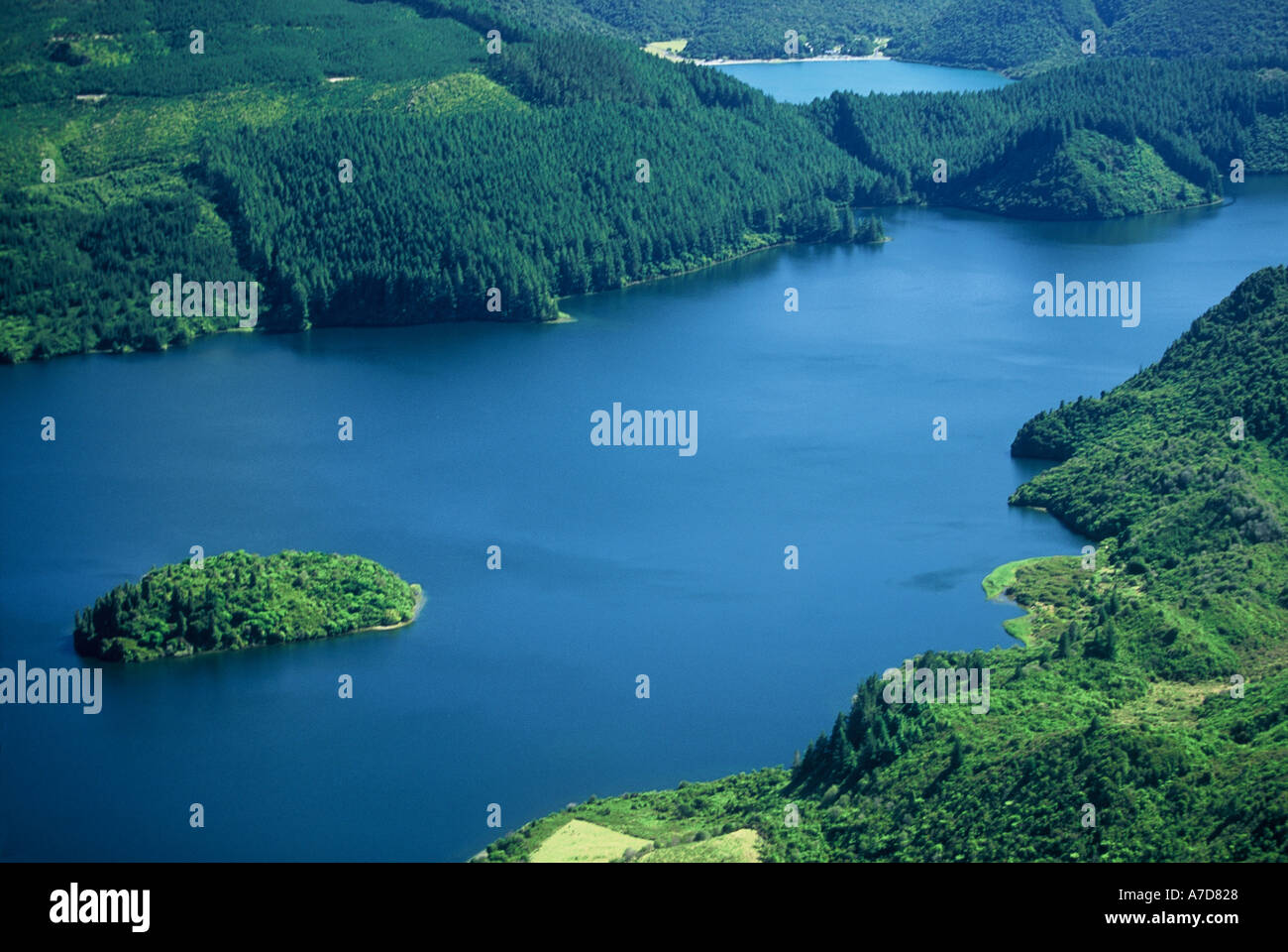 Lake rotokakahi hi-res stock photography and images - Alamy