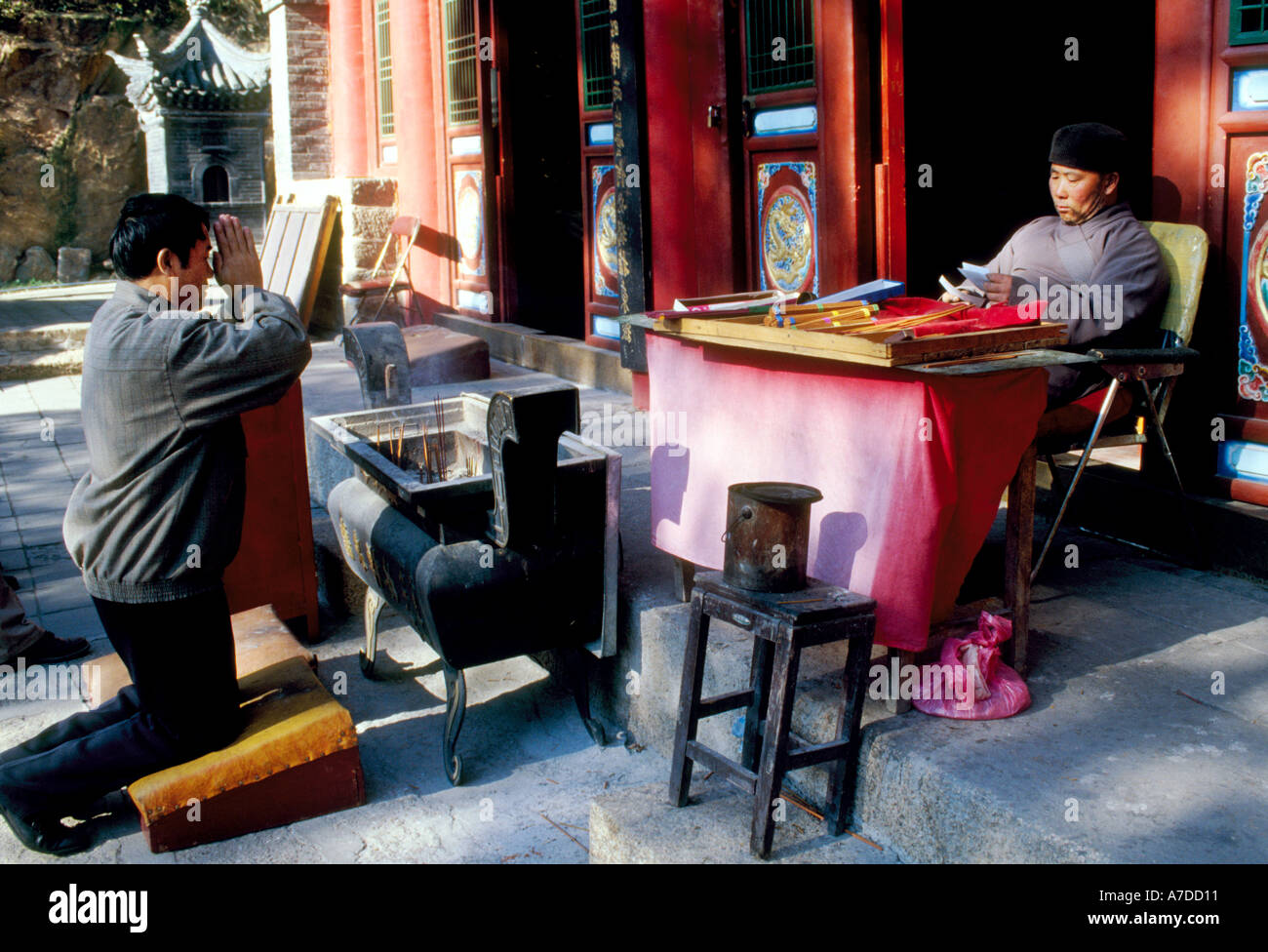 Daoist priest hi-res stock photography and images - Alamy
