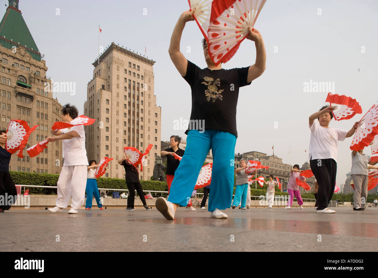 Asia china shanghai women gather hi-res stock photography and images ...