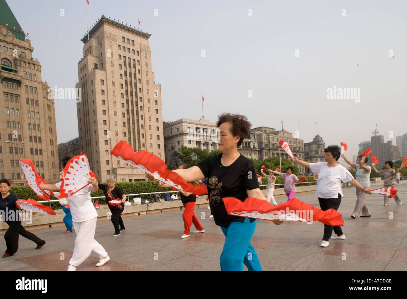 Asia china shanghai women gather hi-res stock photography and images ...