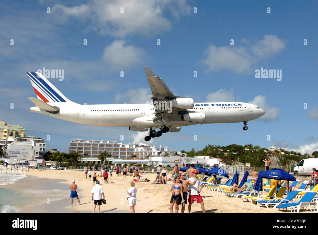 Plane landing st maarten hi-res stock photography and images - Alamy