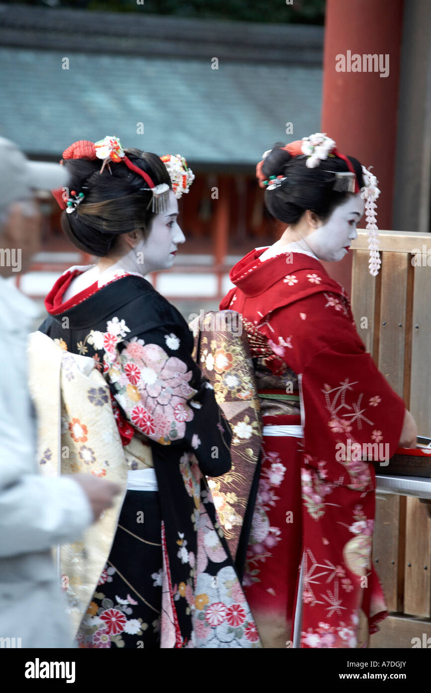 Geisha girls hi-res stock photography and images - Alamy