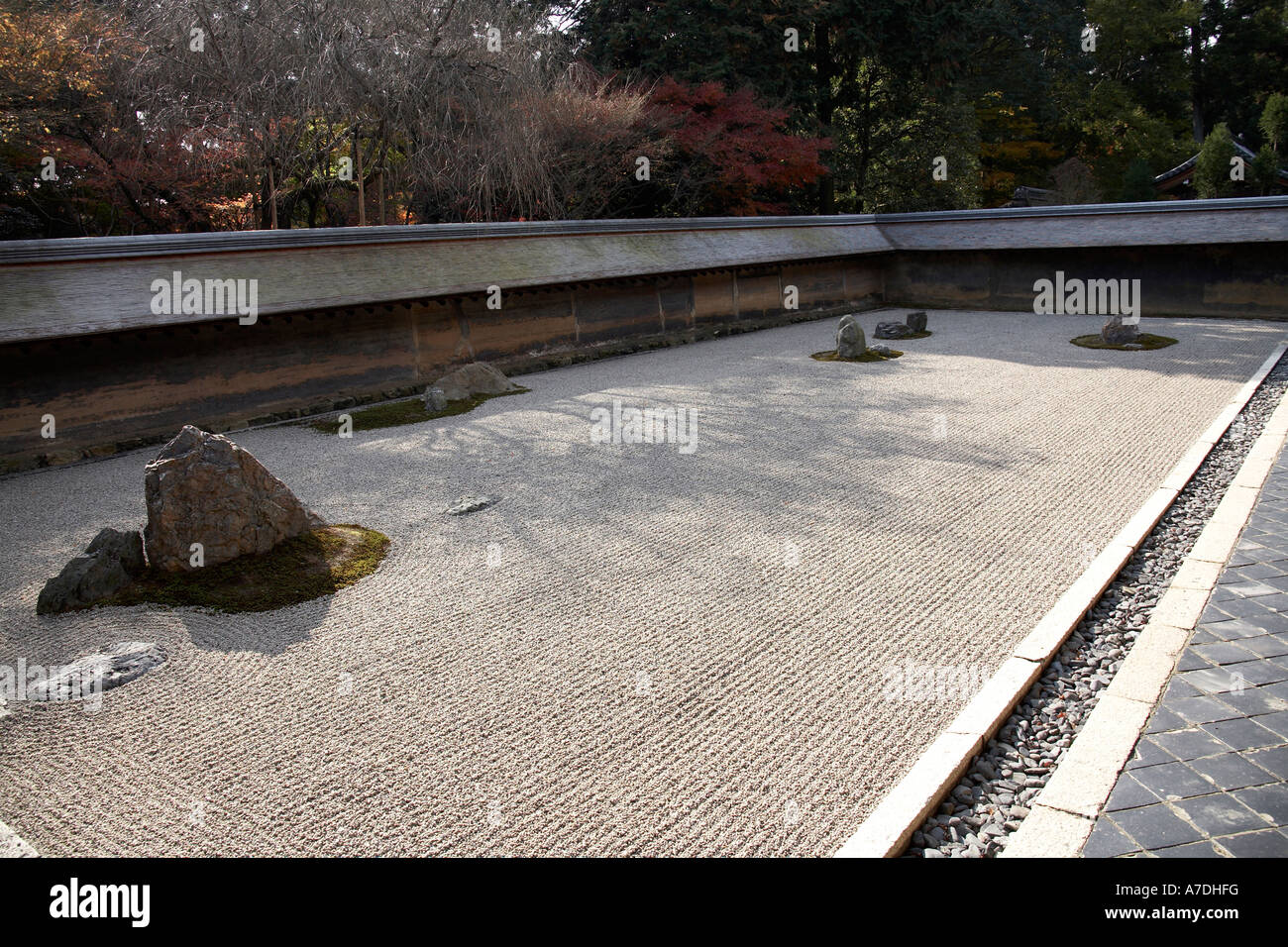 Stones for meditation and contemplation set in raked sand in Ryoanji ...