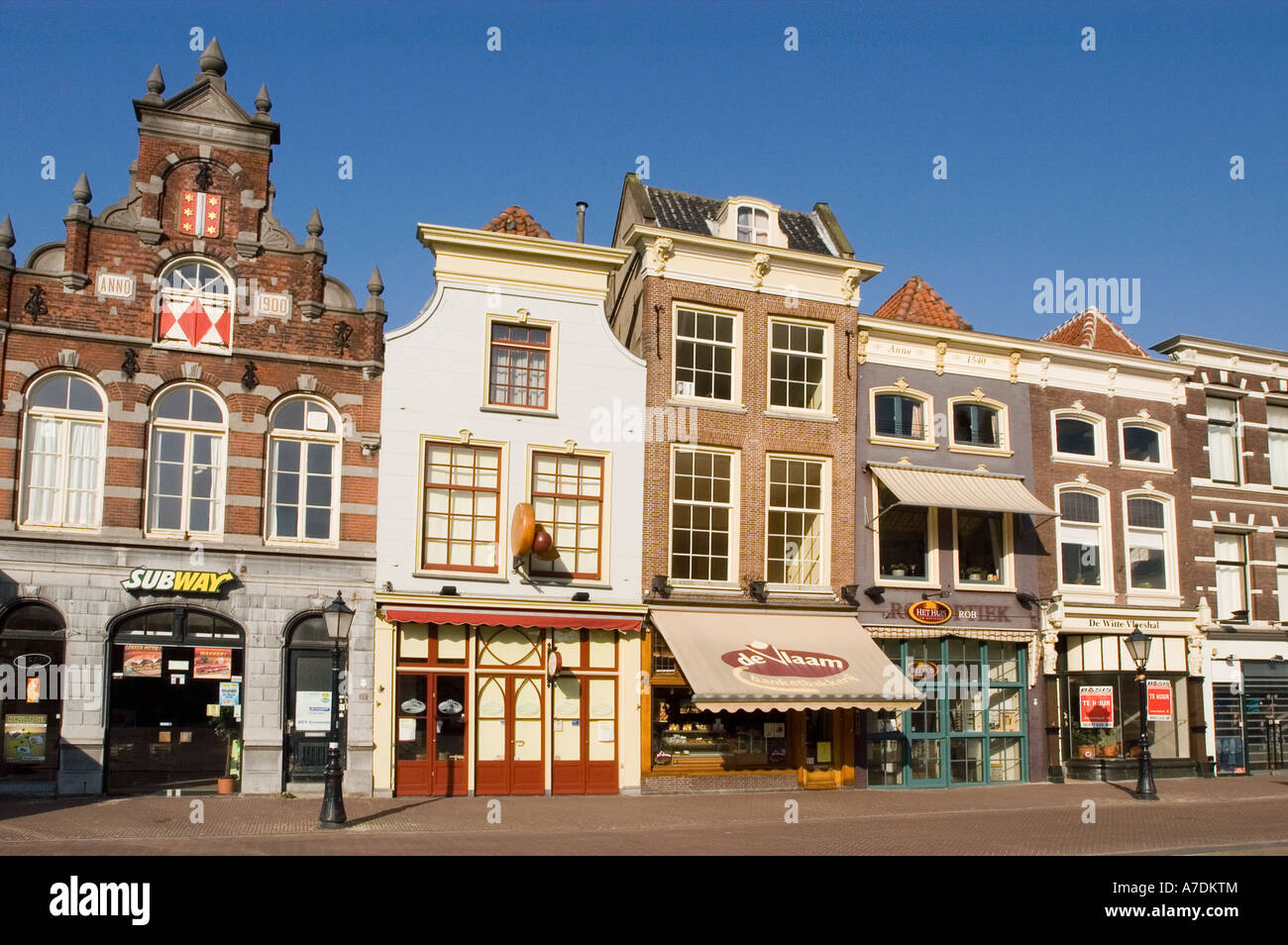 Row shops on market square hi-res stock photography and images - Alamy
