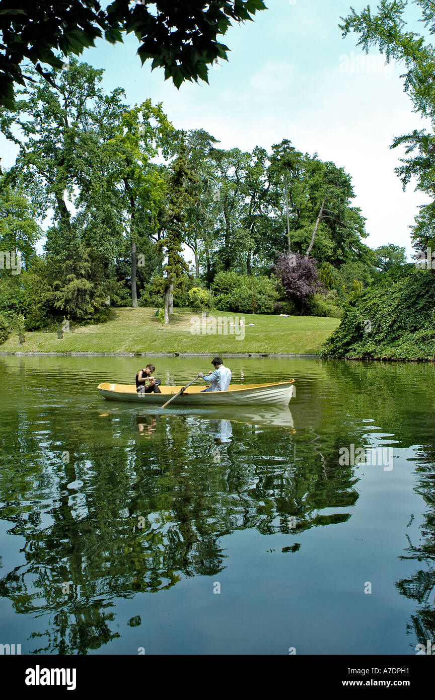 Paris FRANCE, "Urban Parks" Romantic "Young Couple" Rowing in Canoe on ...