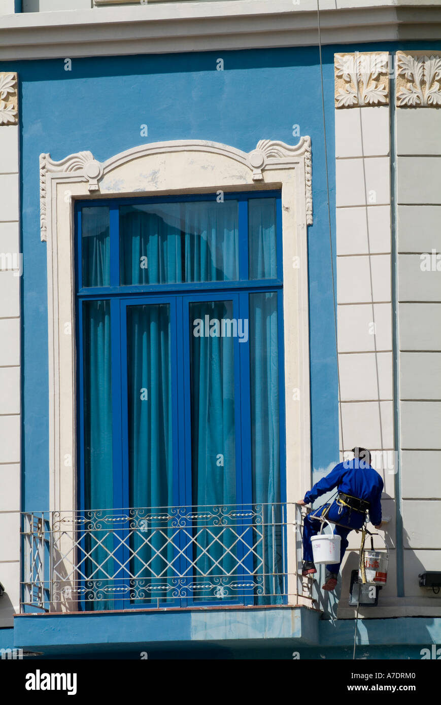 Painting a building hi-res stock photography and images - Alamy