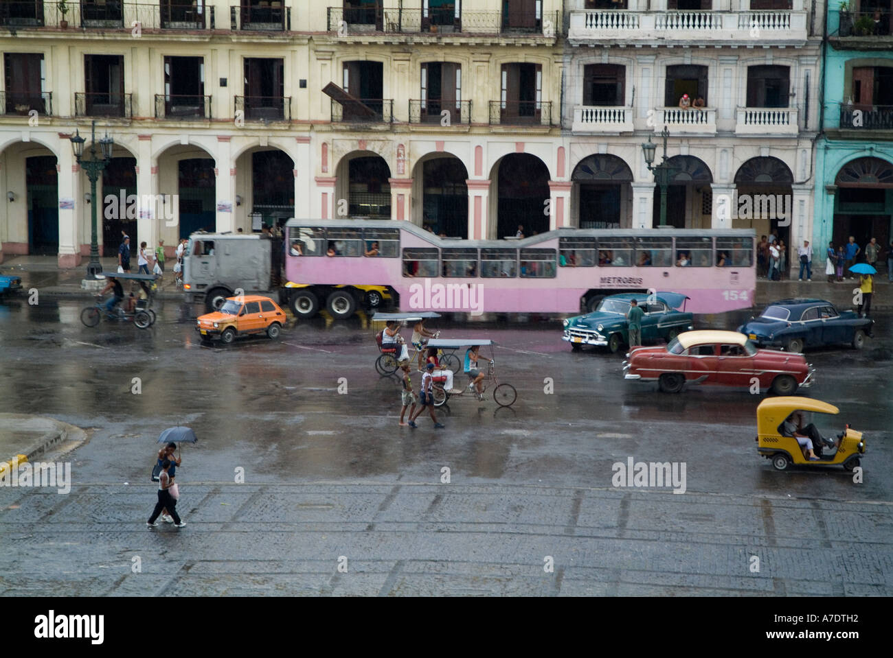 Bus truck cuba havana hi-res stock photography and images - Alamy