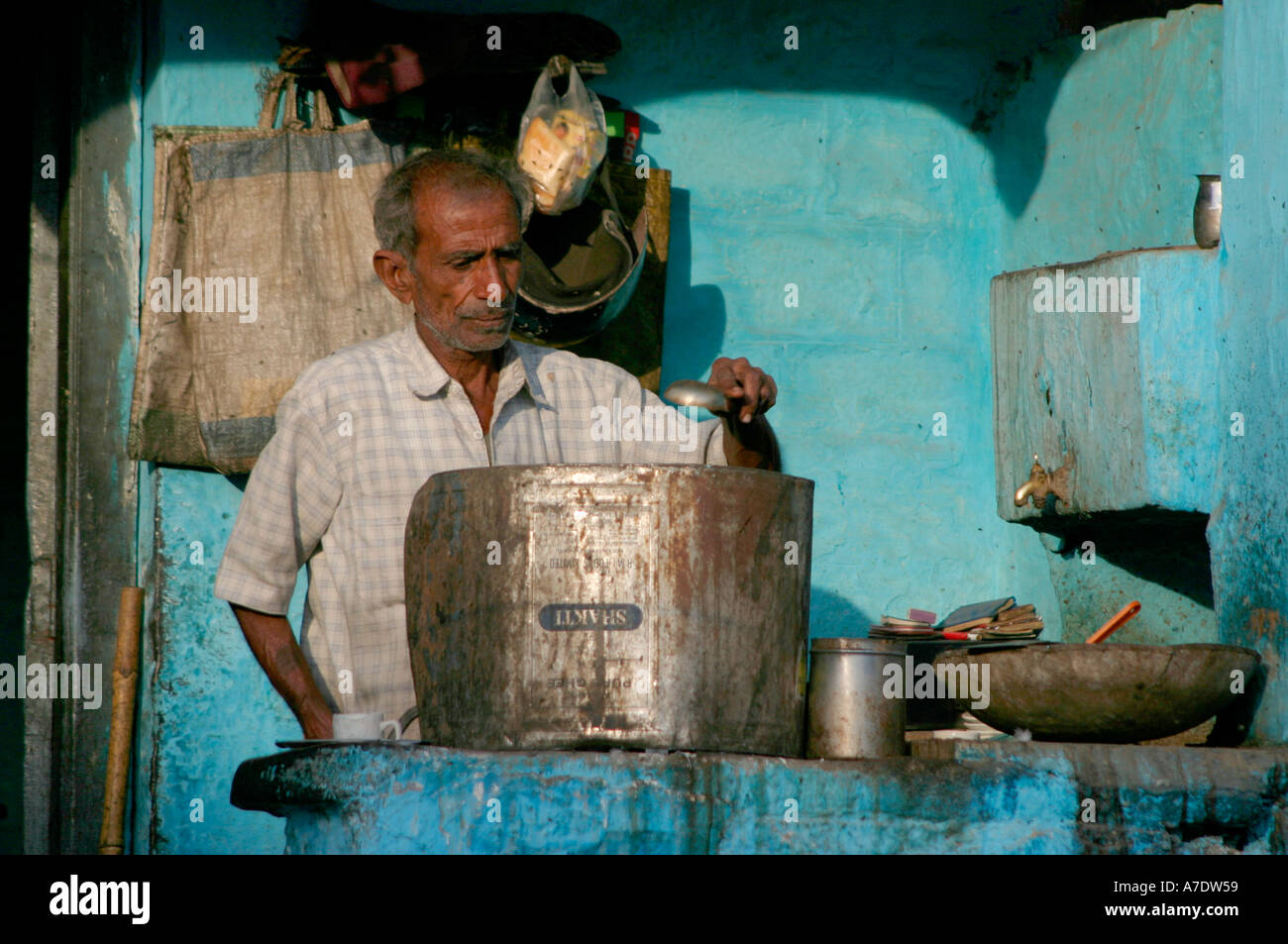 an old man makes tea in india Stock Photo - Alamy