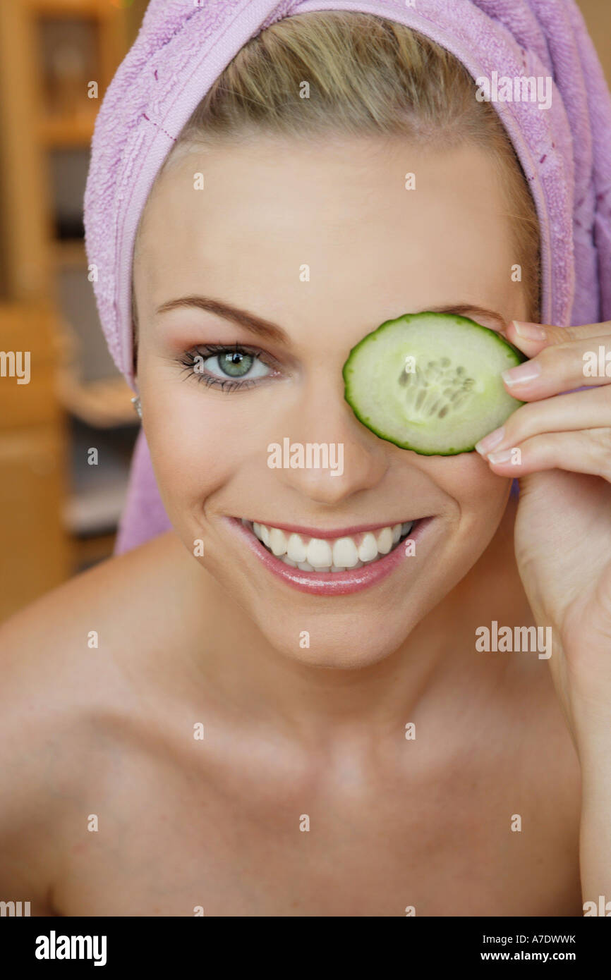 Cosmetic cosmetics face faces hi-res stock photography and images - Alamy