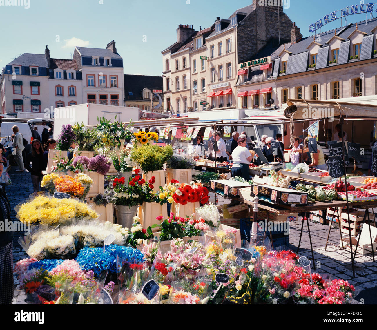 Farm market shoppers france hi-res stock photography and images - Alamy