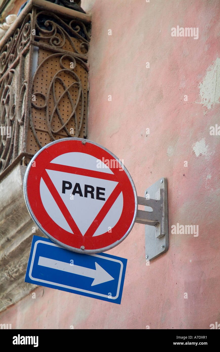 Stop sign in Spanish on side of building, Havana, Cuba Stock Photo - Alamy