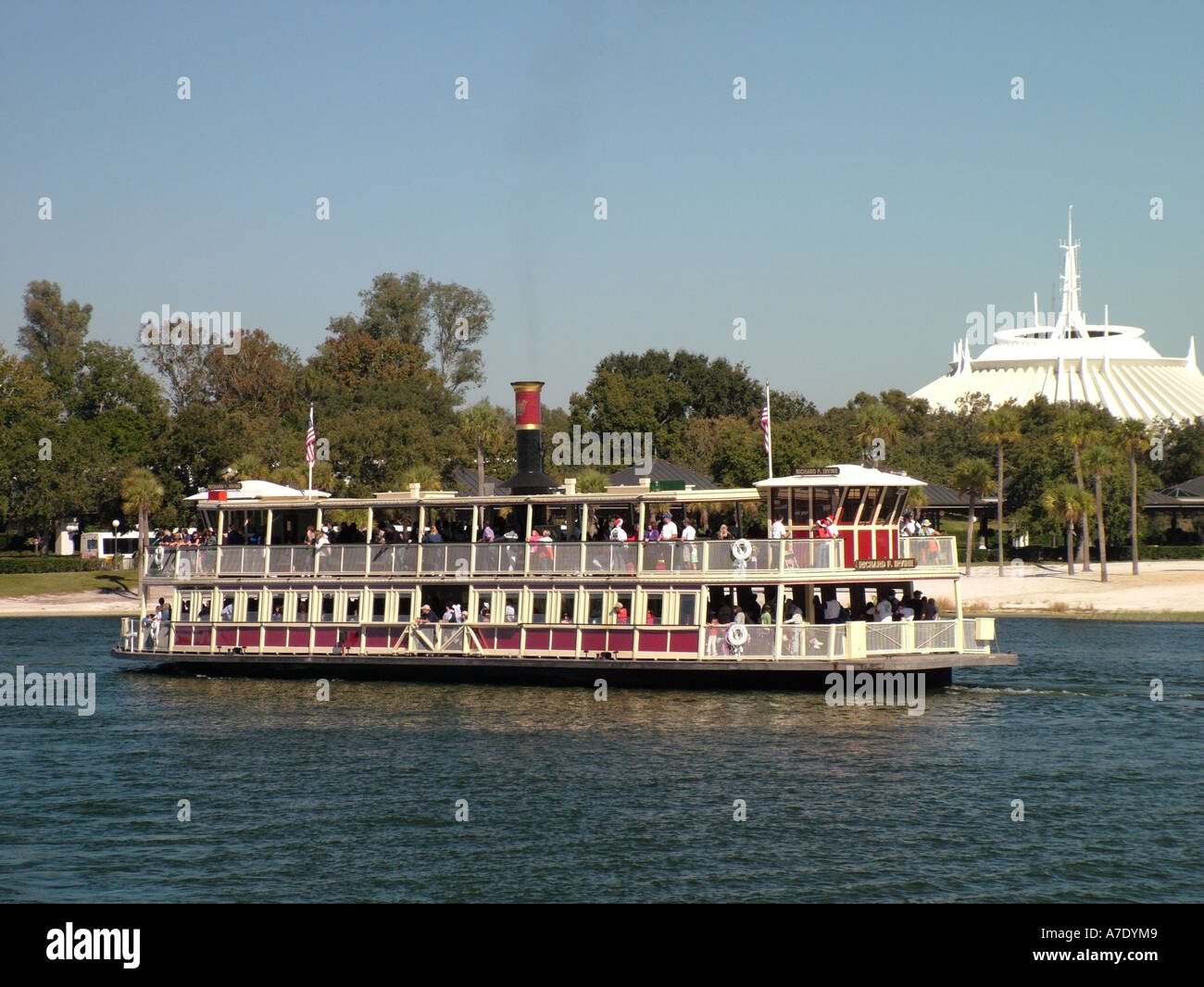 Old fashioned paddle boat ferry hi-res stock photography and images - Alamy