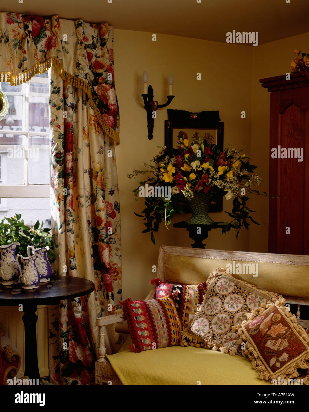 Patterned cushions in yellow hi-res stock photography and images - Alamy