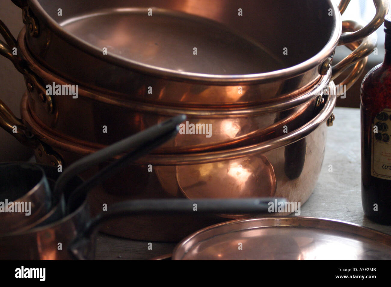 Copper pots and pans hi-res stock photography and images - Alamy
