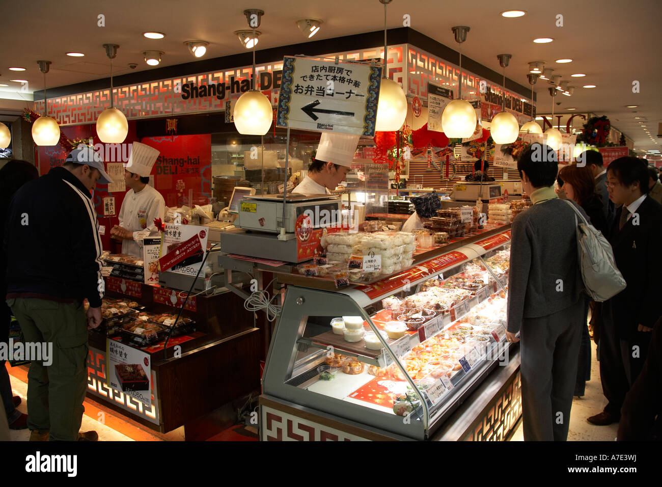 Shops and stalls with people and shoppers in Tokyo Station basement ...