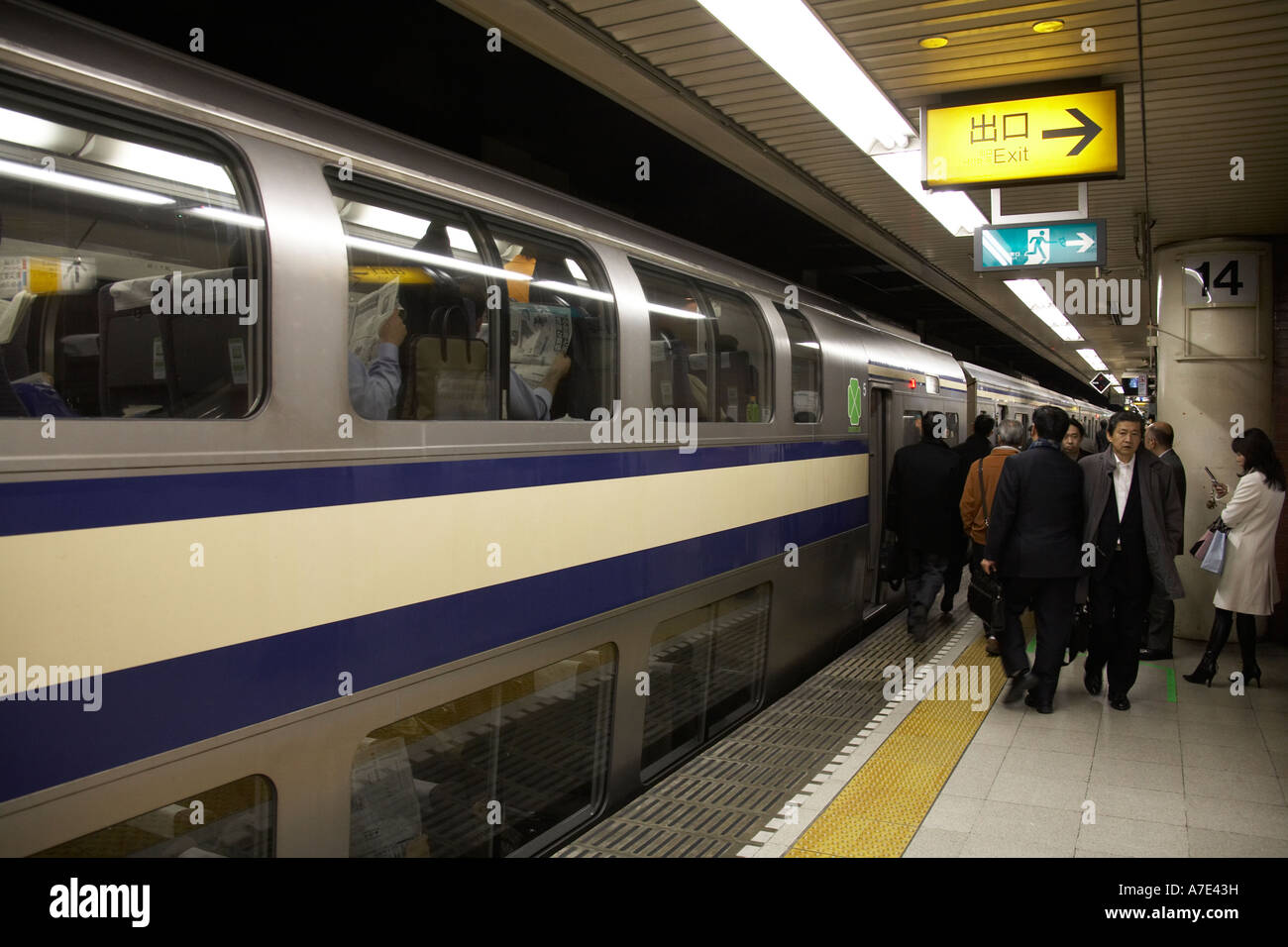 Japanese rush hour trains hi-res stock photography and images - Alamy