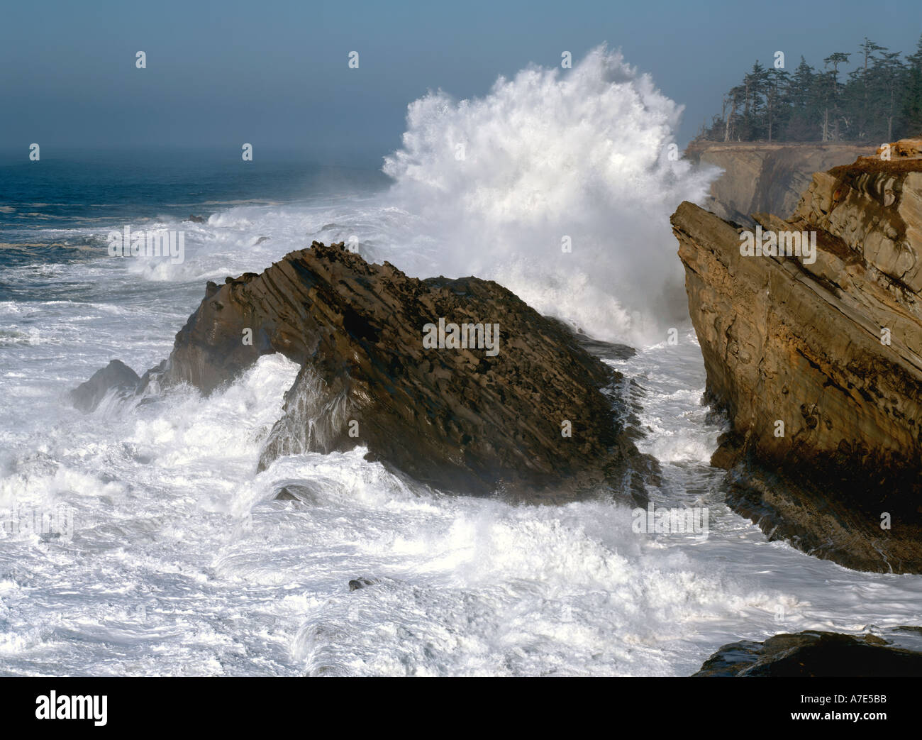 Waves smashing against rocks hi-res stock photography and images - Alamy